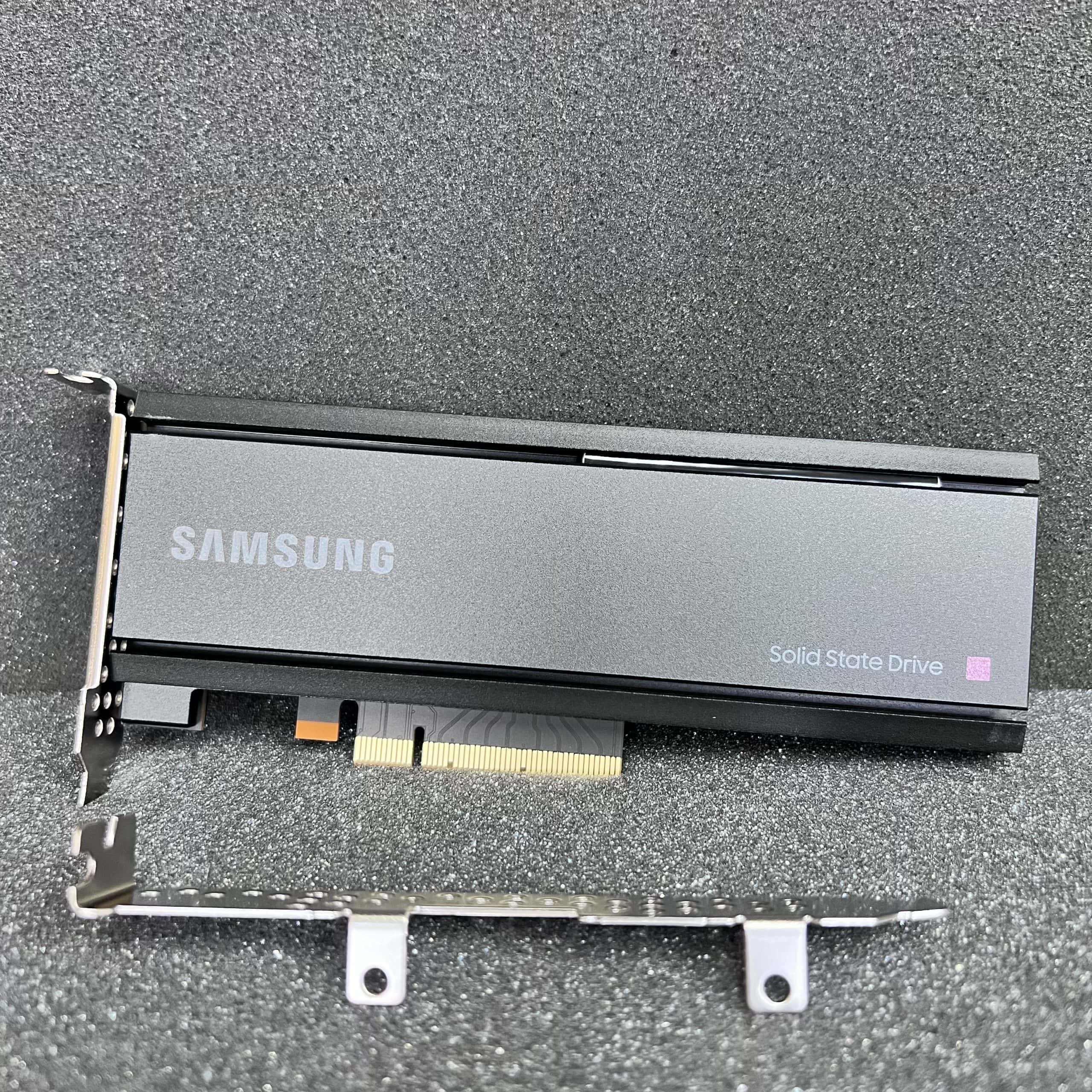 Samsung PM1735 3.2TB SSD HHHL PCIe NVMe (MZPLJ3T2HBJR-000V5) - LeShop.HK