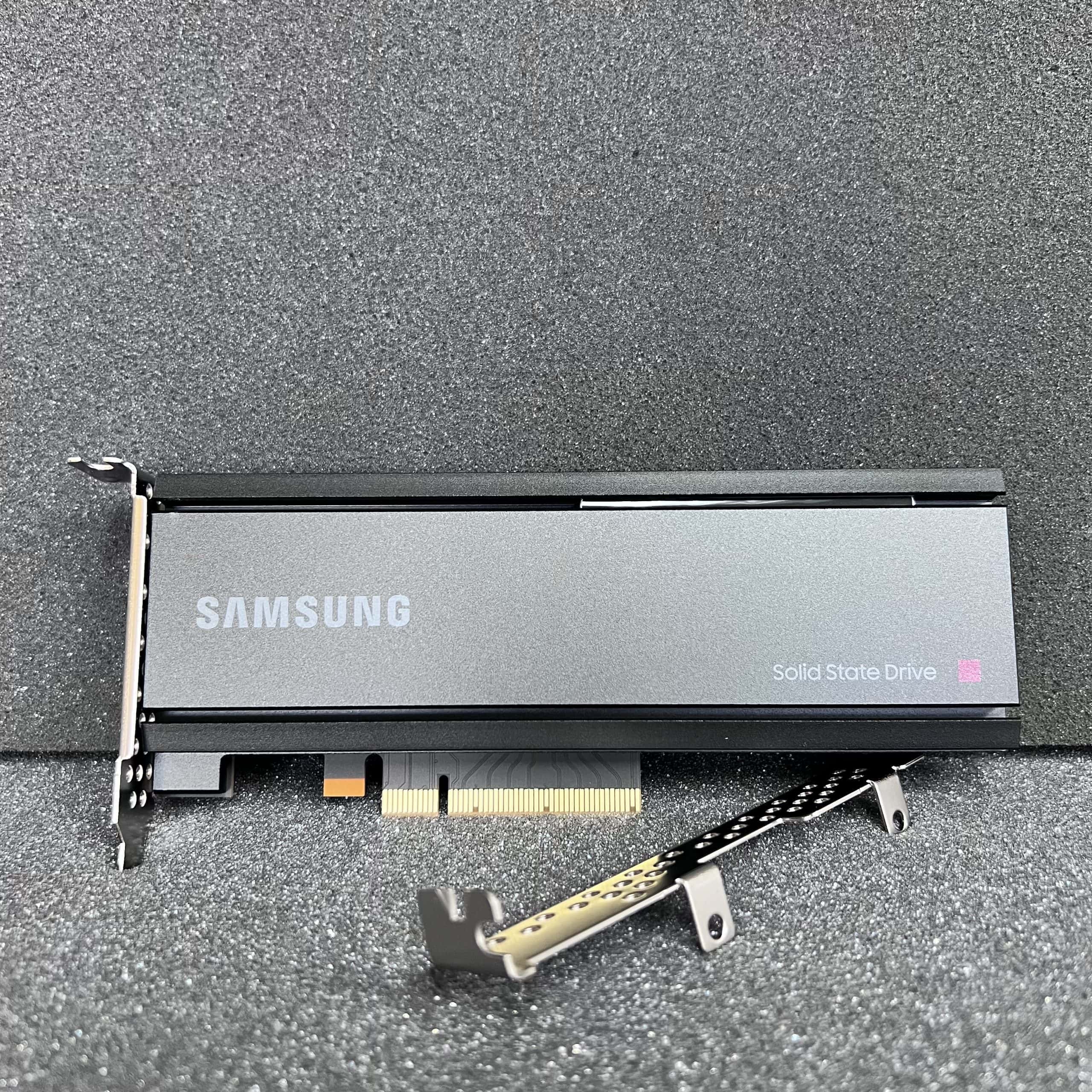 Samsung PM1735 3.2TB SSD HHHL PCIe NVMe (MZPLJ3T2HBJR-000V5) - LeShop.HK